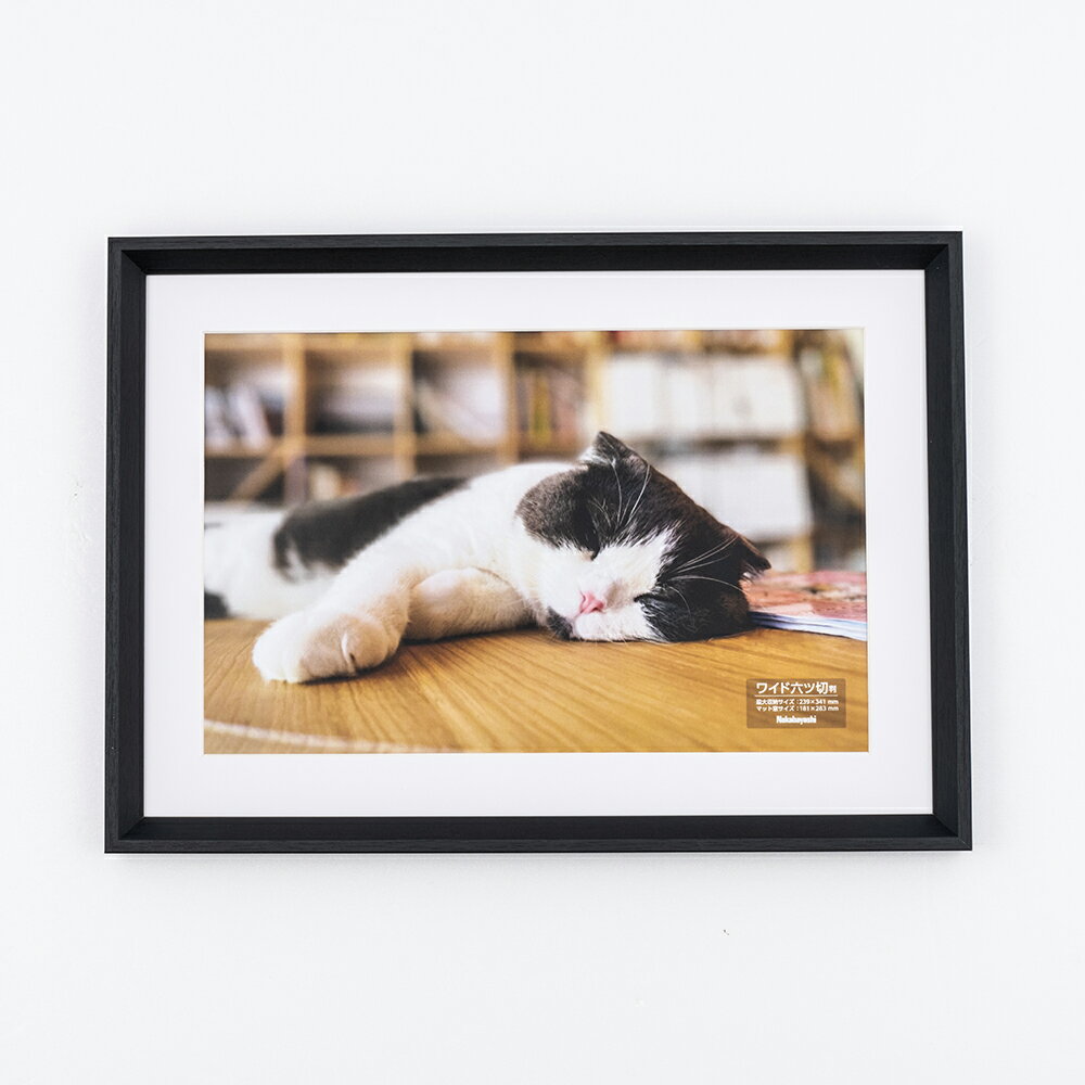 スタイリッシュなフレーム形状。リビングや寝室、どんな部屋にも相性良し。写真サイズに合わせてフレームを選べます。（サイズ：計7種類／色：計2種類）写真が映えるマット付き。●フレーム外形寸法（タテ×ヨコ×厚みmm）：261×363×22●マット...