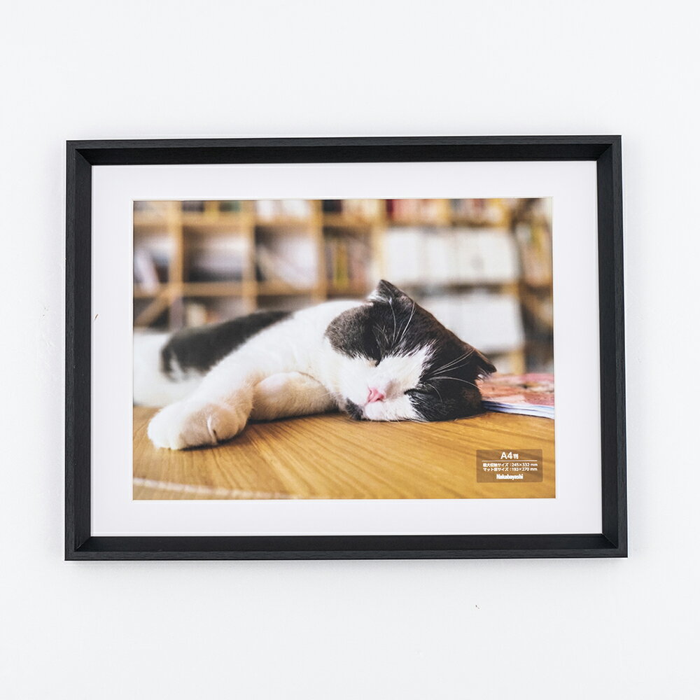 スタイリッシュなフレーム形状。リビングや寝室、どんな部屋にも相性良し。写真サイズに合わせてフレームを選べます。（サイズ：計7種類／色：計2種類）写真が映えるマット付き。●フレーム外形寸法（タテ×ヨコ×厚みmm）：267×354×22●マット...