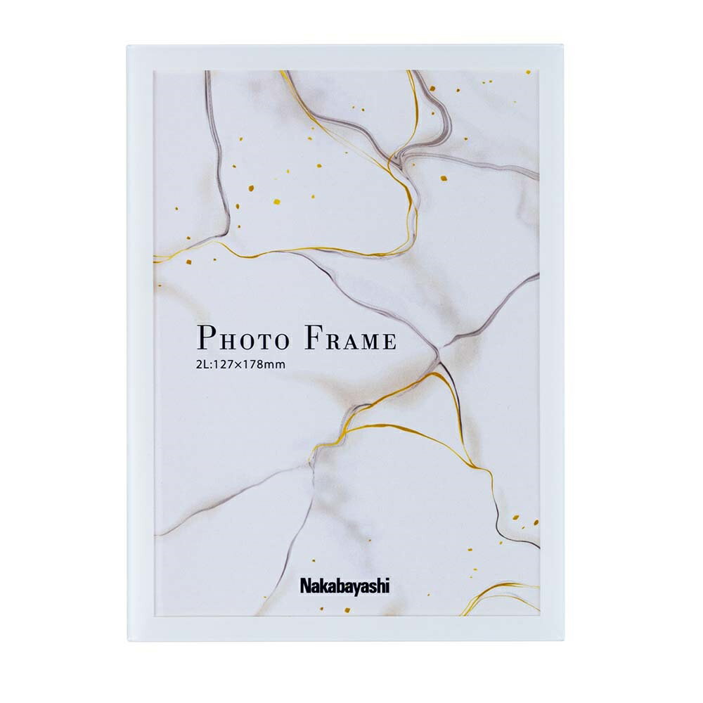 モダンでシンプルなデザイン。インテリアと調和し、空間を引き立てる高級感あるフレーム。写真の出し入れが簡単にできるスライド穴付き。縦・横置き両用スタンド付き。●規格：2L判●フレーム外形寸法（タテ×ヨコ×厚みmm） ：190×139×15●収...