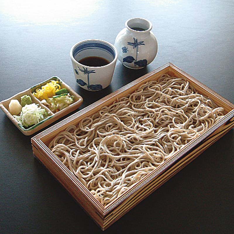 ［内容］生そば(160g×2)×3、そばつゆ(ストレートタイプ)×6［賞味・消費期限］製造加工日から冷蔵3日大石田町は環境省の“かおり風景100選””に選ばれたそばの里。来迎寺在来種挽きたてのそば粉100％を使い、伝統技法で打ち上げたこだわ...