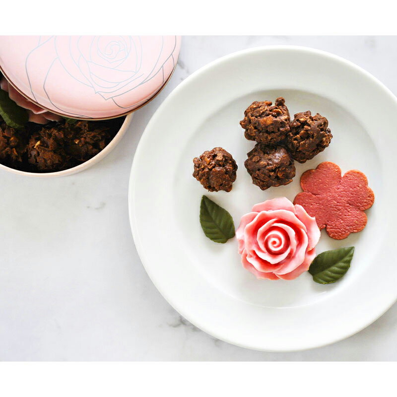 まるで花束をそのまま閉じ込めたかのように咲き誇る可憐なローズはフランス産のチョコレートを使用し、ベリーのフレッシュで甘酸っぱい、ひと口で心ときめく味わいに仕立てました。その周りを囲むのは、ラングドシャを練り込んだサクサク軽やかなチョコクラン...