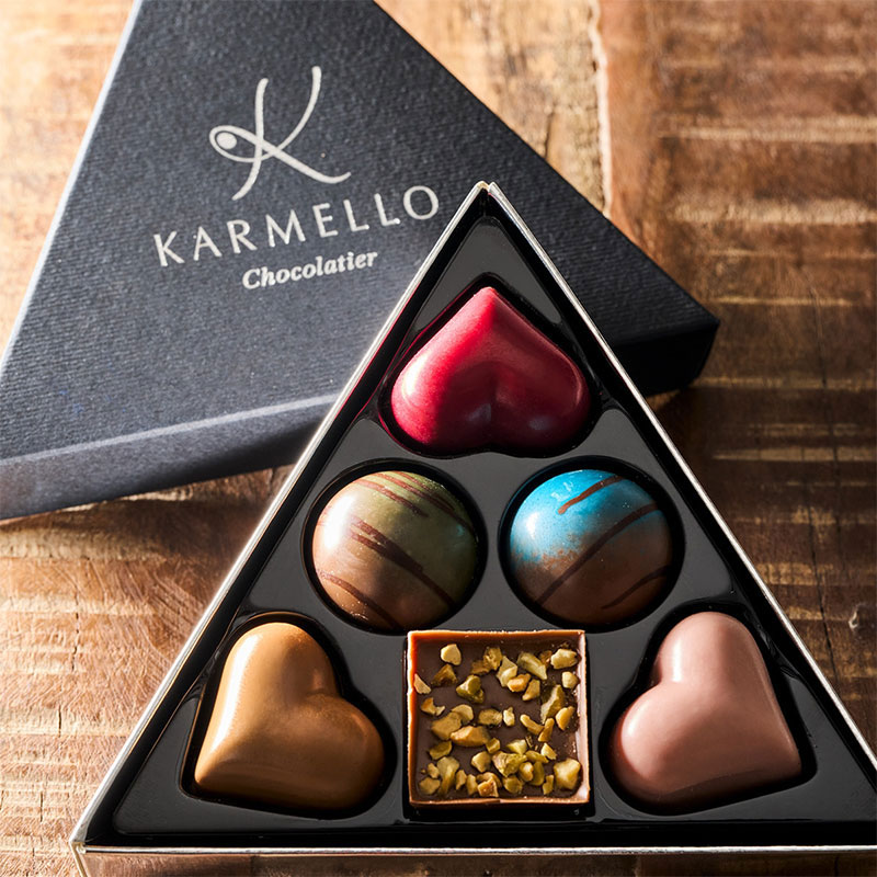 KARMELLO chocolate でも特に人気のフレーバーを、オシャレな三角の箱に詰合せました。［内容］チョコレート×6個［賞味・消費期限］製造加工日から180日［箱サイズ］11×12×3.5cmアルコールを香りづけ程度使用しています。
