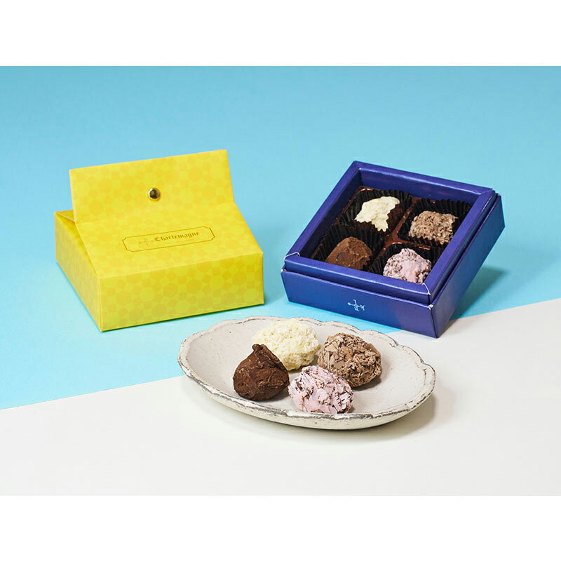 シャルルマーニュチョコレート自慢のトリュフチョコレートのアソート。 上質なカカオバターを使用し、ボリューム感のある濃厚な味わいの厳選した人気のフレーバー4種類を詰合せました。フレーバーはプレーンタイプのナチュレ、1番人気のシャンパーニュの他...