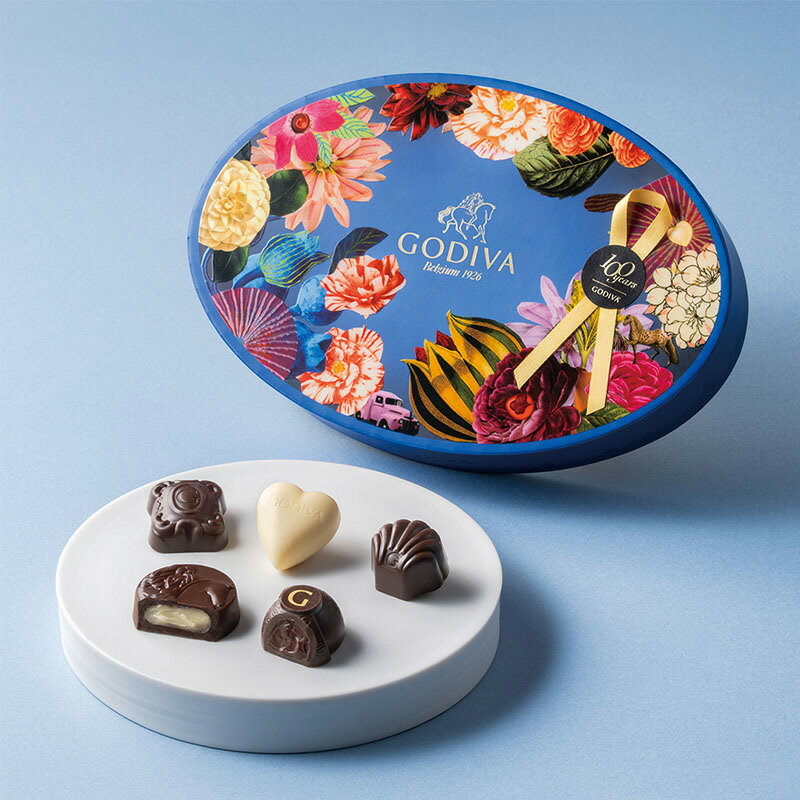 100周年を迎えるゴディバが送り出す、ベルギー王室御用達として伝統の継承と共に革新を重ねてきた100年のアーカイブショコラコレクションです。時代を超えて愛され続けるチョコレートから100周年記念粒までを、シックで華麗なパッケージに詰合せまし...