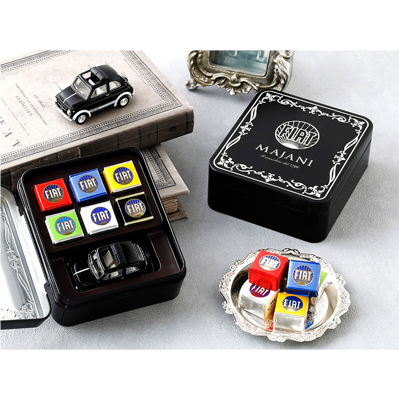 イタリアで伝統をほこるMajani Fiatチョコと可愛いFiat500ミニカーのコラボ商品。　イタリアで200年以上の伝統をほこる老舗チョコレートメーカーMajani (マイアーニ)。種子から完成までの加工で最高のカカオ品種のみを選択して...