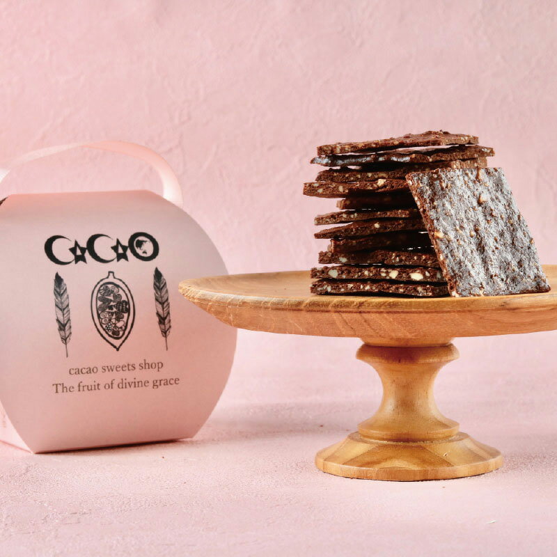 濃厚なカカオ香るグルテンフリークッキー。 生地にはたっぷりのカカオパウダーと米粉を使用し、刻んだカシューナッツを贅沢に加えました。パリッとした食感と、口いっぱいに広がるカカオの香りをご堪能ください。［内容］カカオチュイール×12［賞味・消費...