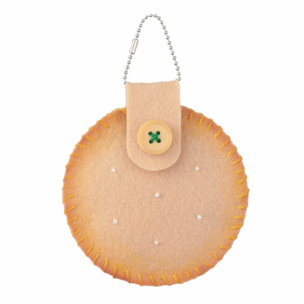 縫って学べる、かわいいクッキーのマスコット！フェルトのクッキーマスコットがつくれるキットです。並縫いや本返し縫いなどの基礎的な縫い方を楽しく学べます。かわいいクッキー型デザインで、ボタン付けやスナップボタンなど、裁縫の基本工程を無理なく練習...