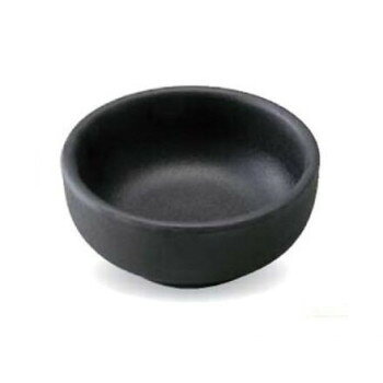 お料理を引き立ててくれるシンプルな小鉢です。※カレー・ケチャップなどの料理を盛り付けると、シミの原因になりますのでご注意下さい。サイズ：直径71×33mm個装サイズ：7.5×7×4.2cm重量：個装重量：50g素材・材質：メラミン生産国：中国