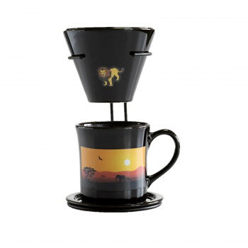 お湯を注ぐとコーヒー産地へ変身!ギフトにもおすすめのおしゃれなコーヒーブリューワーセットです。サイズ：個装サイズ：18.0×17.0×12.5cm重量：個装重量：950g仕様：【食器乾燥機】ソーサー、分散器:可マグ、ドリッパー:不可生産国：日本