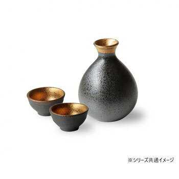 光の角度で表情を変えて輝く、高級感ある酒器セットです。贈り物にも喜ばれること間違いなしの一品。モダンな雰囲気を演出してくれて、至極の一杯がより一層美味しく感じられそうです。サイズ：徳利:φ85×120mm、盃:φ60×35mm、個装サイズ：...
