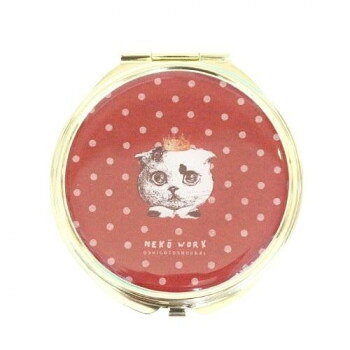 「NEKO WORK」のコンパクトミラーです。こんもりとした透明樹脂盛りが可愛いコンパクトミラーはお出かけのお供にぴったりです。サイズ：W73×H77×D10mm、個装サイズ：8×8×1cm重量：個装重量：80g素材・材質：金属、エポキシ樹...