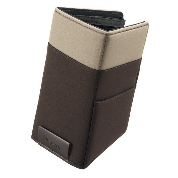 【商品説明】●小物は前面ポケット、ACアダプタやケーブルは背面のメッシュポケットに収容できる●メッシュポケット&ゴムバンド付き●ゴムバンドでノートPCにセットして持ち運びできる●ワンタッチでスタンドできる●タグはスマートフォンスタンドとして...