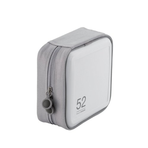 　●材質:本体:PP・コットン、ディスク収納部:PP不織布・PPフィルム●収納枚数:CDまたはDVD52枚●入り数:1●その他:自立形状●52枚のCD/DVDをスタイリッシュに収納できるCD/DVDファスナーケースです。●縦置きでも横置きで...