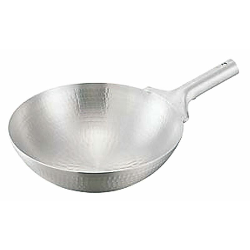 アルミ製 中華鍋、北京鍋。アルミ製で軽く扱いやすい。※IH電磁調理器には使えません規格:36cm内径×深さ/t=板厚:φ360×100mm/t=3.3mm材質:アルミニウム※画像は代表画像ですので、画像のサイズ感と実際のお届け商品のサイズ感...