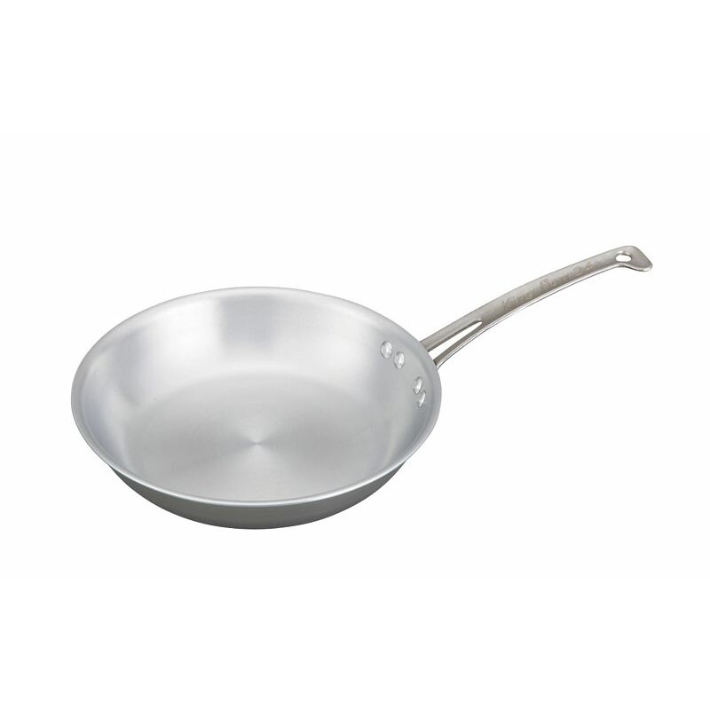 IH調理の弱点は、調理器と接する鍋底のみが加熱し、側面への熱の伝わりが弱いことだが、キングフロンは外側にステンレス、中心に極厚のアルミをはさむことで、側面への熱伝導率の良さを可能にした。トップはセラミック配合の3層ハードコートフッ素加工樹脂...