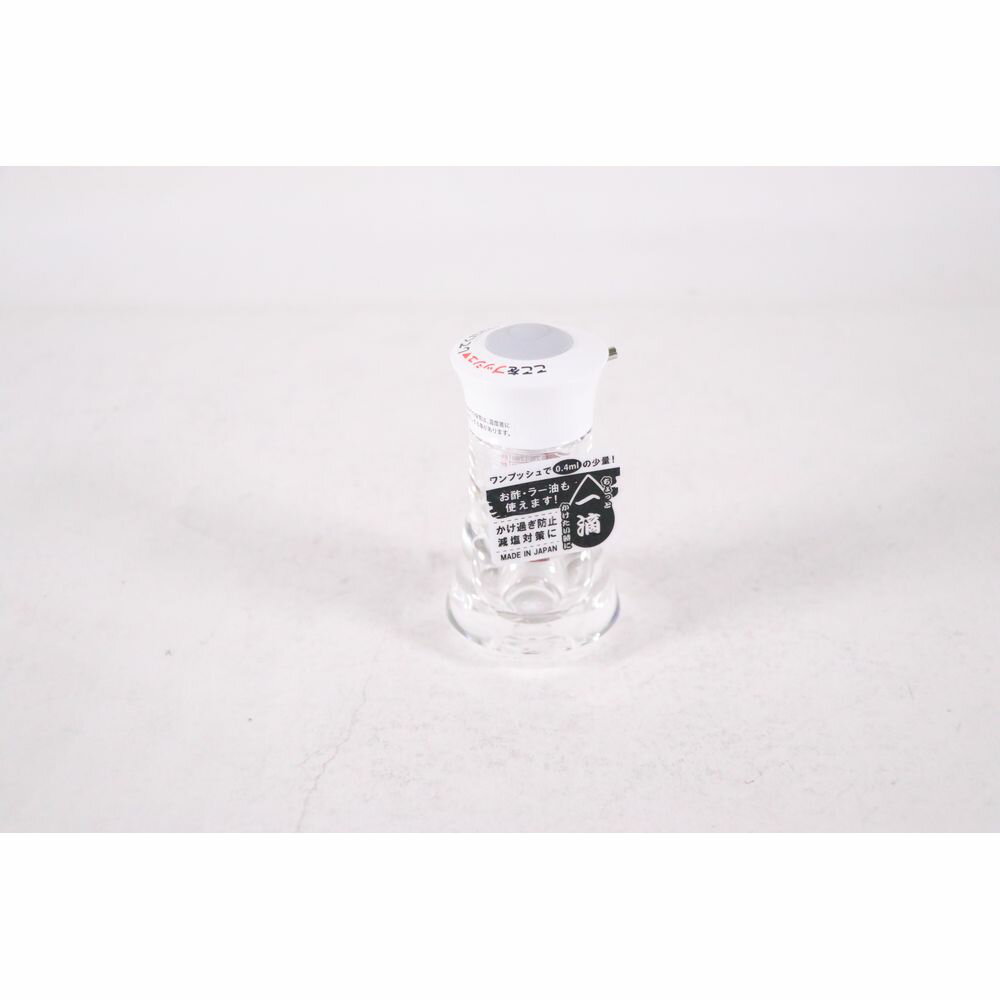 ※アルコール消毒は、お避けください。●お酢やラー油にも対応します。●押し加減で微量が調節できる。●倒れてもこぼれにくい押し出し式。●一口サイズの食べ物に便利。●醤油の出し過ぎを防ぎ塩分の気になる方に最適。材質：本体・フタ：メタクリル樹脂　ボ...