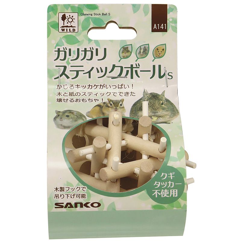 かじるキッカケがいっぱい！！かじるキッカケがいっぱい！木と紙のスティックで出来た小動物用壊せるかじり木おもちゃです。・天然木と紙、麻使用でクギ、タッカー不使用。・木製フックで吊り下げ可能。【材質/素材】天然木、紙、麻【原産国または製造地】中...