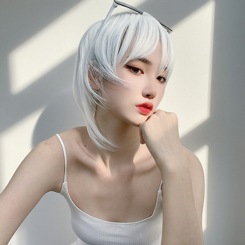 商品情報商品詳細説明シャープな中分けストレートスタイルが顔の輪郭を引き立て、洗練された大人の女性らしさを表現します。高品質な化学繊維を使用しているため、なめらかな手触りと自然なツヤを持続。特別な日のコスプレはもちろん、普段使いのヘアスタイル...