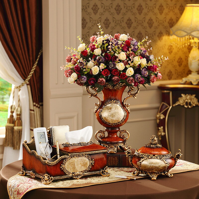 商品情報 商品詳細説明 素材：樹脂 職人技：手描き セット内容：花瓶＋ティッシュボックス＋灰皿 特徴ポイント 木目調の樹脂素材に貝殻モチーフと欧風彫刻を組み合わせた高級感あふれる三点セット。ティッシュケース、花瓶、灰皿がセットになっており、...