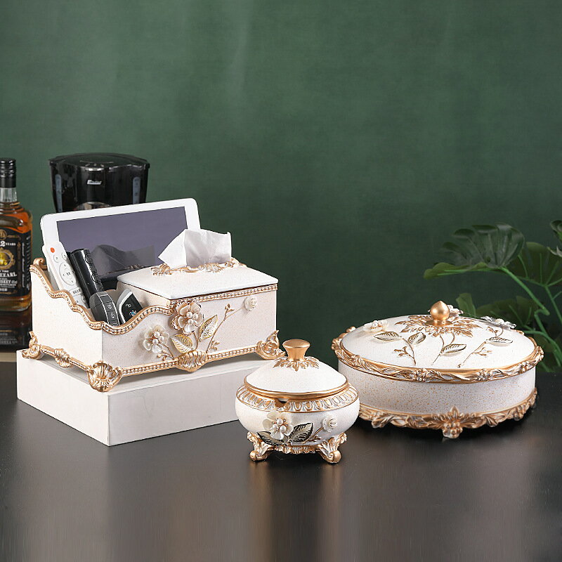 商品情報 商品詳細説明 素材：樹脂 セット内容:果物皿＋ティッシュボックス＋灰皿 特徴ポイント ティッシュケース、果物皿、灰皿を揃え、実用性と高級感を兼ね備えたデザインです。抽出式ティッシュケースは使いやすく、果物皿は華やかなテーブルコーデ...