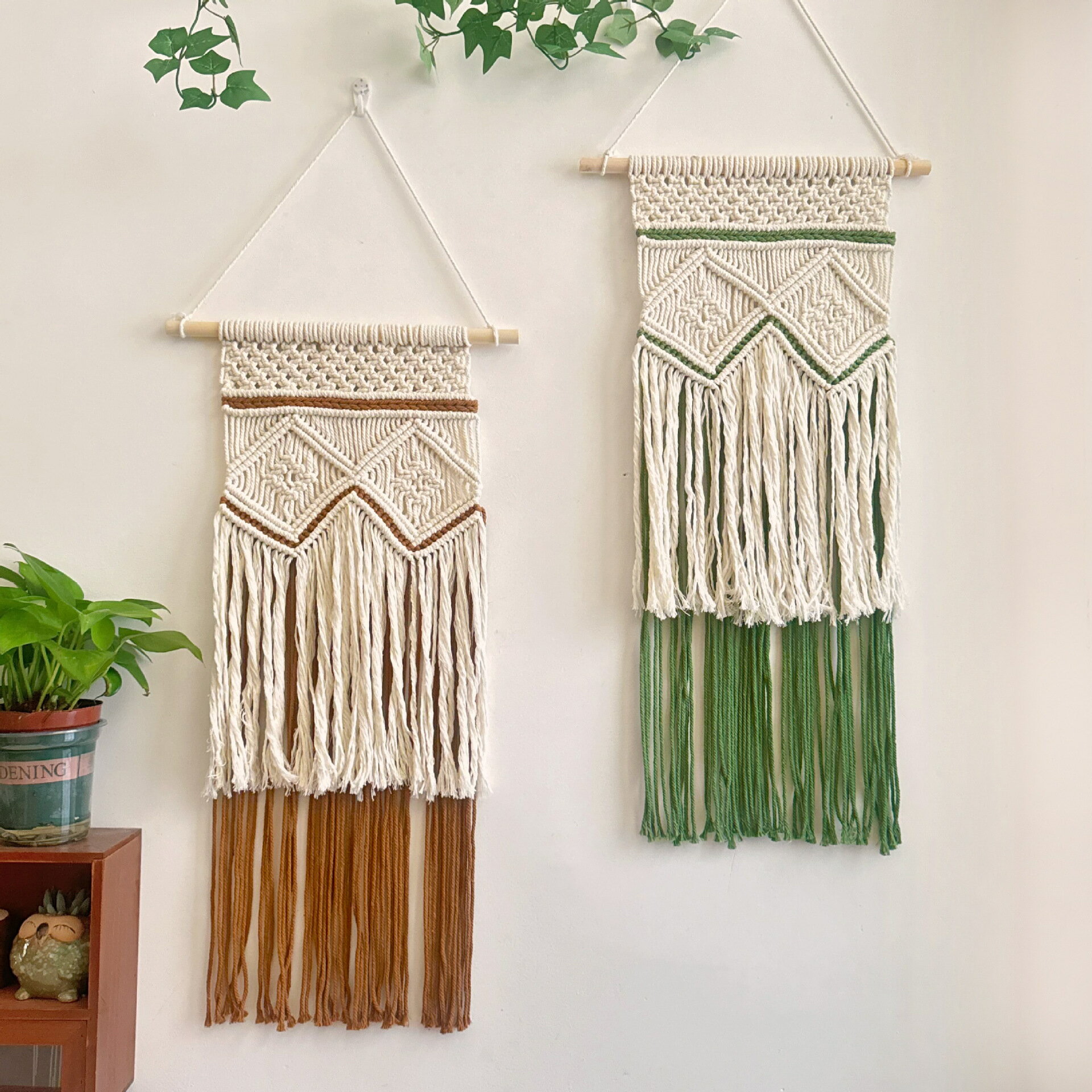 商品情報商品詳細説明天然素材の綿ロープを丁寧に手編みしたボヘミアン風壁掛けタペストリーです。柔らかな風合いと温もりある手作りの質感が、リビングや寝室の背景壁を優しい雰囲気で包み込みます。エスニックでナチュラルなデザインは、機械生産では出せな...
