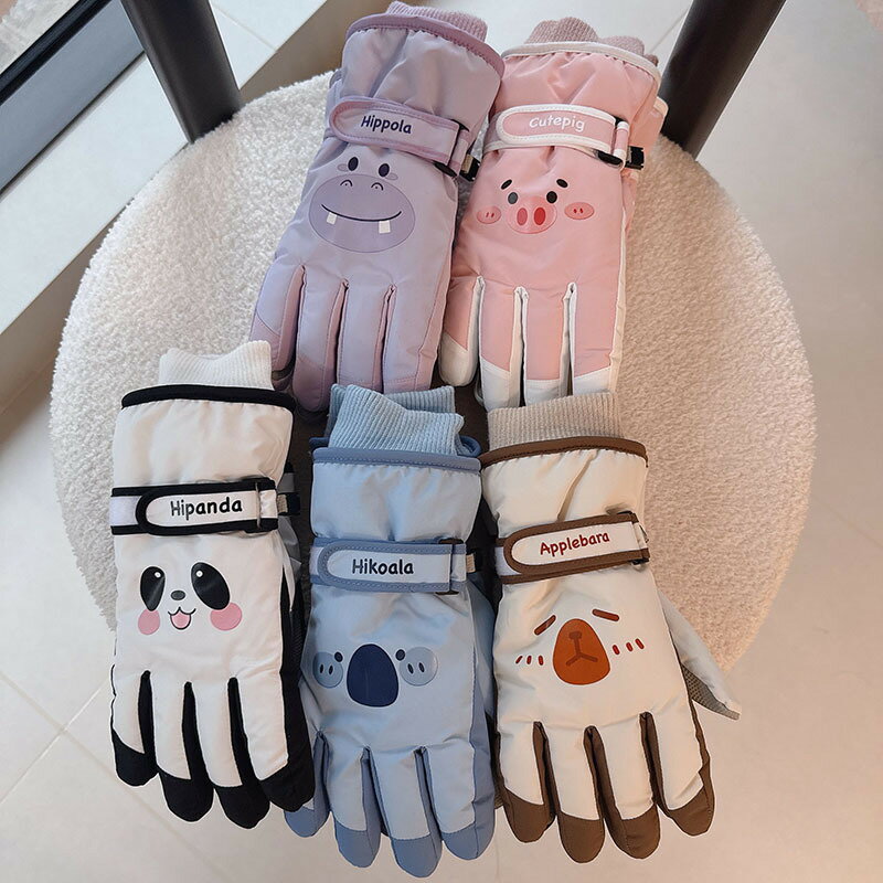 商品情報材料ポリエステル100%サイズ28×12cm製品概要防風性と保温性を高める、手首にニット素材の袖口が付いた調節可能なスキーグローブです。撥水加工が施されています。タッチスクリーン対応の裏面、滑り止め加工が施されています。&nbsp;...