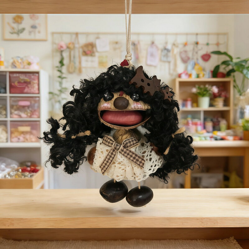 商品詳細紹介 素材 天然サヤ（豆莢・種子・果殻） デザイン 動物・植物・抽象柄など 全デザイン展開 特徴 2way仕様（置物+チャーム）、天然素材使用、一点もの、一つ一つ形が異なる、自然な風合い、温かみのある質感、手作り風、超軽量、持ち運び...