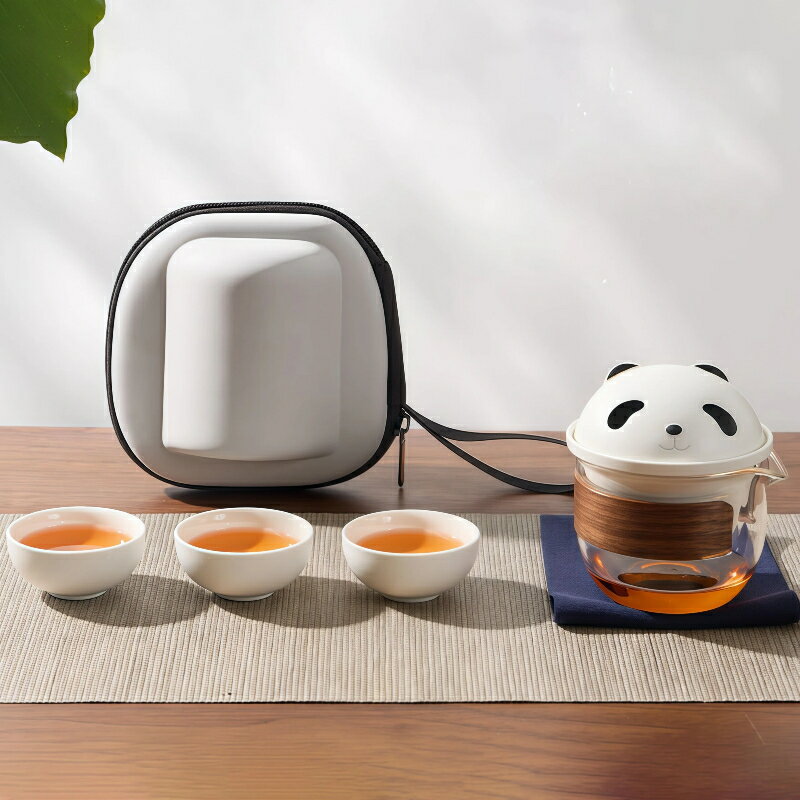 商品詳細 セット内容 クイックカップ本体、湯呑み3客、専用収納ポーチ、お手拭き 本体素材 高硼珪酸ガラス、陶器、胡桃木、シリコン サイズ クイックカップ：高さ10cm 幅8.5cm 湯呑み：直径5.5cm 高さ2.5cm 収納ポーチ：高さ1...