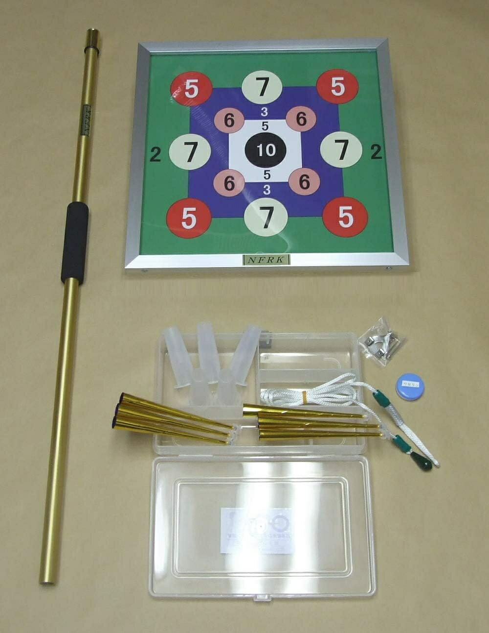 ■ご家庭でもできる！的29.5cm×29.5cm、筒70cmとコンパクトなタイプ。（筒のサイズをご確認下さい） ■軽くて扱いやすい筒と矢の先端が安全な吸盤となっている吸盤矢、特許商品の吸盤的（マト）の壁掛けタイプのセットです。 ■吸盤なので...