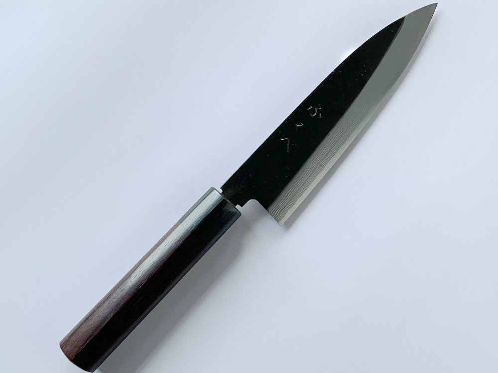 【魚を三枚におろすなら出刃包丁がおすすめです】 【機能＆こだわりポイント】 包丁の背の部分が非常に分厚く、全体的に丈夫なつくりとなっています。 刃の先が尖っており、魚の身に切り込みを入れやすいことが特徴です。また、反りのついた刃先は、魚の身...