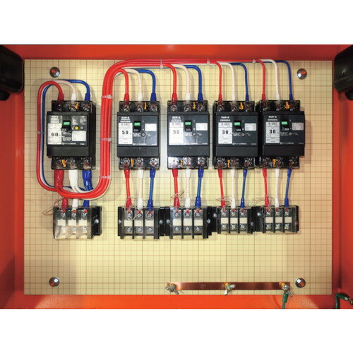 【注意事項】【特長】●仮設動力分電盤の標準型です。●大阪府の自社工場で設計、製造しています。●部分的な修正・変更から、フルオーダーまで、別作対応可です。●仕様変更例：キャビネットサイズ・材質（鉄・プラ・FRP）、塗装色（マンセル値）、ブレー...