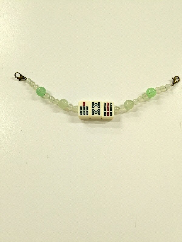 商品説明：麻雀牌のモチーフが面白い羽織紐。 福服特製の1点物です。 男女兼用でご利用頂けます。 カニ鐶(カン)付きのお品にて、直ぐにご使用可能。 状態：新品 新品のお品ではございますが細かな擦れ　小傷等見受けられます。 サイズ：長さ約19c...