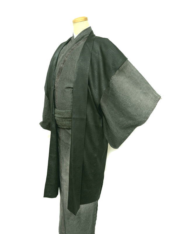商品説明：黒よりも明るい墨色地にパイソン柄の陣羽織。>マチ無し単衣簡易仕立ての福服特製羽織。 サイズ：肩幅66、身丈94、袖丈50、前幅22、後幅33cm。 素材：化繊 新品 TPO：お洒落着、普段着等 仕立て：簡易単衣仕立て、ミシン ※羽...