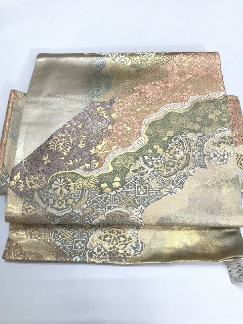 商品説明：艶やかなシルバー地に道長取りの織成し胴帯は一体型 手先はお太鼓に含まれお太鼓は型作られたタイプ二重太鼓作り帯 サイズ：幅約30.5、胴帯長さ約115cm 素材：正絹 状態：ランク3クスミ有 TPO：式典参列等 ※帯のみの販売となります