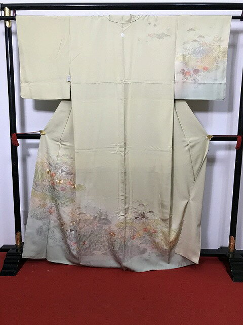 商品説明：細かなシボ感の薄グリーン地に汕頭刺繍の施し背には丸に剣片喰の一つ紋付 サイズ：裄63、身丈155、袖丈49、前幅26.5、後幅31cm 素材：正絹 状態：ランク3 クスミ シミ有 TPO：式典参列等 仕立て：手縫い 広衿 袷
