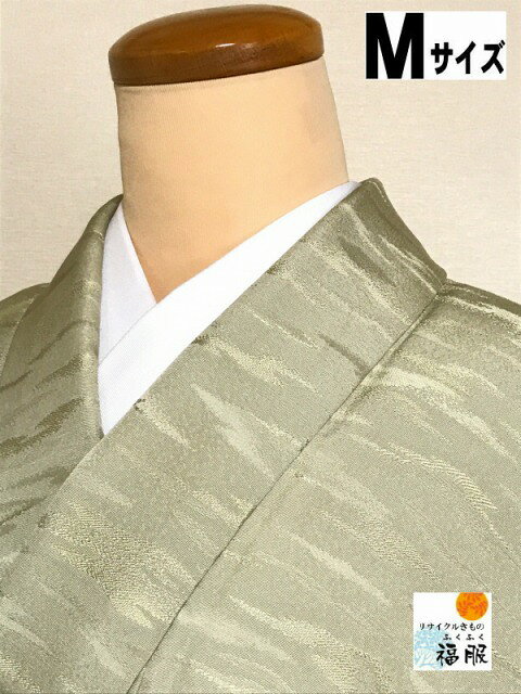 霞の地紋が入りました淡い青朽葉色地に、霞模様を染め施しました付け下げ訪問着。八掛は共八掛を使用。 絵羽のグラデーションがモダンで、大人女性を演出します。 使用形跡はさほどなく、大きなダメージはございません。 ご質問などございましたらお気軽に...