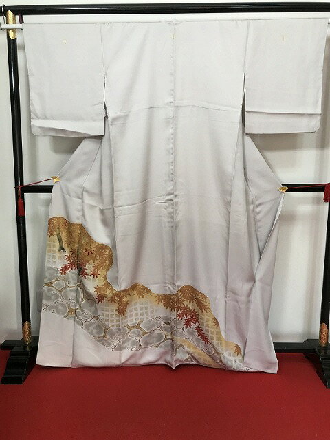 商品説明：細かなシボ感の薄グレー地に道長取りに楓や格子模様の染め成し抱き梶の五つ紋付 比翼無し サイズ：裄65.5、身丈156、袖丈49、前幅25、後幅29cm 素材：正絹 状態：ランク4 クスミ シミ有 TPO：式典参列等 仕立て：手縫い...