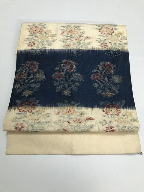 商品説明：さらりとした淡い生成り地に絣格子に唐花文様の織成しお太鼓柄九寸名古屋帯 サイズ：幅約31、長さ約360cm 素材：正絹 状態：ランク3クスミ シミ有 TPO：仕事着 普段着等 ※帯のみの販売となります