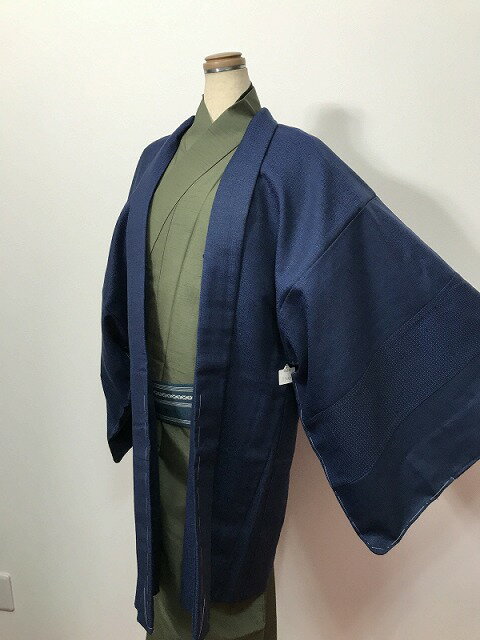 商品説明： 裄の短いウール羽織を別布一枚継ぎにて仕立て直した福服オリジナル羽織紐無し サイズ：裄77.5、身丈97、袖丈46、前幅21、後幅31.5cm 素材：ウール 状態：ランク4 クスミ有 TPO：普段着等 仕立て：一部ミシン 単衣 ※...