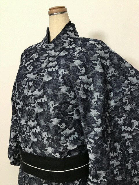 商品説明：デニムタッチの濃紺地に迷彩文様の織成し サイズ：裄74、身丈146、袖丈53、前幅29、後幅31cm 素材：綿 新品 TPO：普段着等 仕立て：ミシン 棒衿 単衣 ※着物のみの販売となります