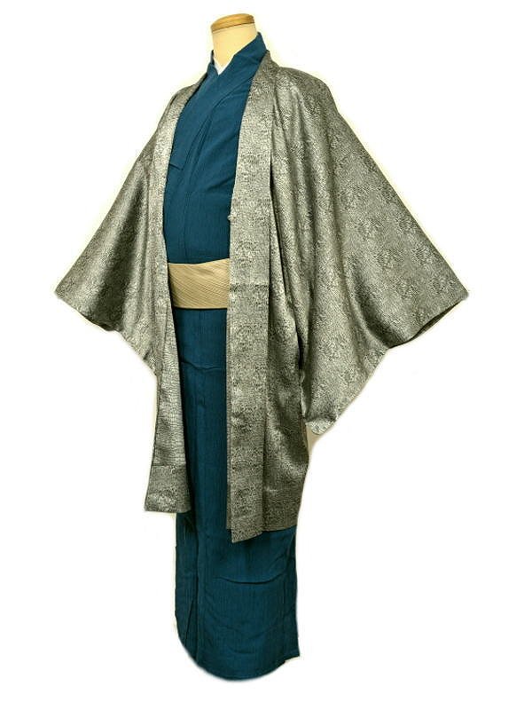 商品説明：灰地にパイソン柄の男羽織。>マチ無し単衣簡易仕立ての福服特製羽織。 サイズ：裄75、身丈109、袖丈50、前幅21.5、後幅35cm。 素材：化繊 新品 TPO：お洒落着、普段着等 仕立て：簡易単衣仕立て、ミシン ※羽織のみの販売...