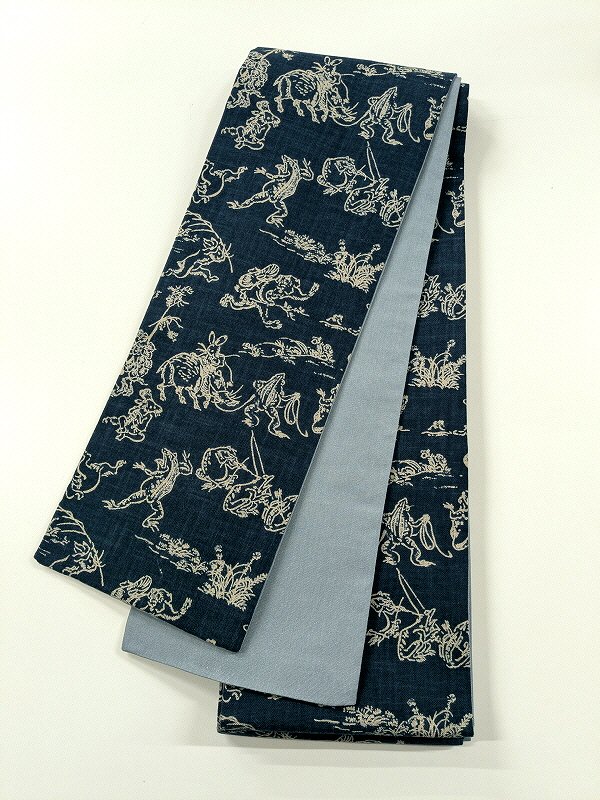商品説明：大人気の鳥獣戯画模様の福服特製にて制作 紺色地に鳥獣戯画×水色無地 サイズ：幅約16、長さ約398cm 素材：綿 新品 TPO：小紋や紬、 浴衣等 ※帯のみの販売となります ※柄行は画像を違う場合もございます。
