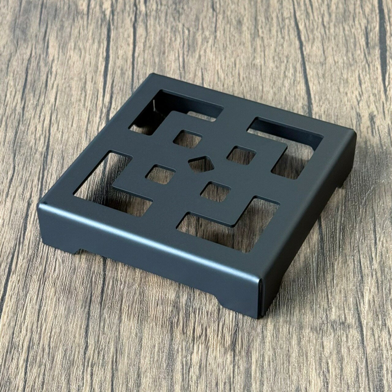 --------------------------------------- 商品名：鉢台座「スクエア」 size:S 品番：FL-10-Q カラー：マットブラック/グロスホワイト サイズ：W100xD100xH20 材質：スチール 表面...