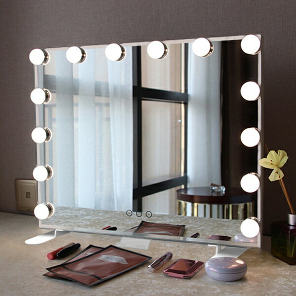 商品スペック 特徴 ●14個のLEDライトでメイクアップをお手伝い 正面からの灯りで、影になった部分・見えにくい部分を明るく映すため、メイクがしやすくなります。 ●3モード調色 シーンに合わせて3モードの光に切り替えができ、 天気や部屋の照...