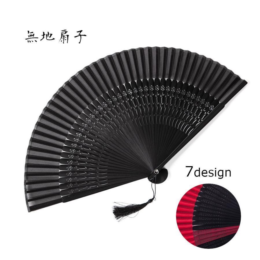 黒が綺麗に映えている、上品な雰囲気漂う扇子です。黒色が高級感を漂わせ、使うとワンランク上のおしゃれさが際立つでしょう。黒一色のものもありますが、黒い扇骨に赤色の扇面が映えるものもあります。さらに中骨には様々な模様が加工されているものもあるの...