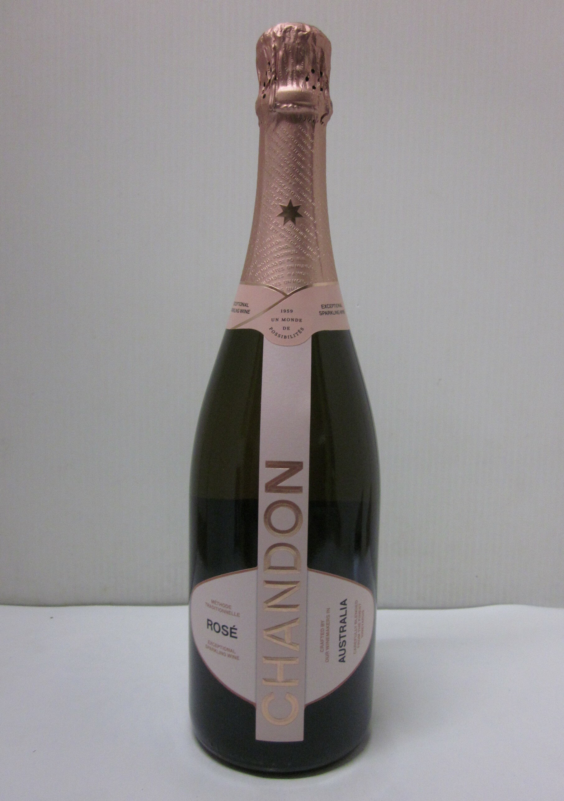 内容量 750ml ご注意 開封後はお早めにお飲みください。 保存方法 冷暗所にて保存 商品説明 アルコール分12.5%、シャルドネとピノ・ノワールから造られるシャンドン・ブリュット・ロゼは伝統的な瓶内発酵と18ヶ月の熟成によって生まれるク...