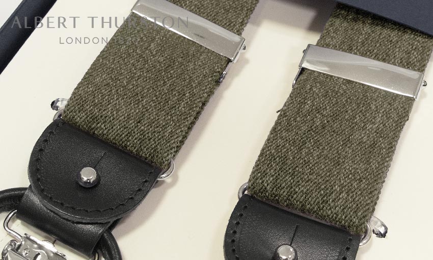 ギフト対応 左の画像をクリックすると拡大表示されます。 色　柄 帯紐 ： 杢調モスグリーン無地 革部 ： ブラック 金具部 ： シルバー 素　材 ポリエステル / ポリウレタン ( 帯紐は伸縮性があります。) サイズ 帯幅：約35mm　全長...