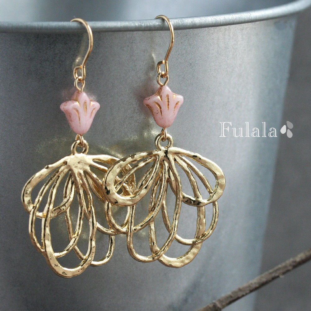 耳元にお花が咲いたようなピアス。写真で使用しているピアスフックはサージカルステンレス316Lです。他にも樹脂やチタンをお選びいただけるので、アレルギーがご心配な方にも安心してお使いいただけます。 ※商品細部のサイズは若干の個体差があります。...