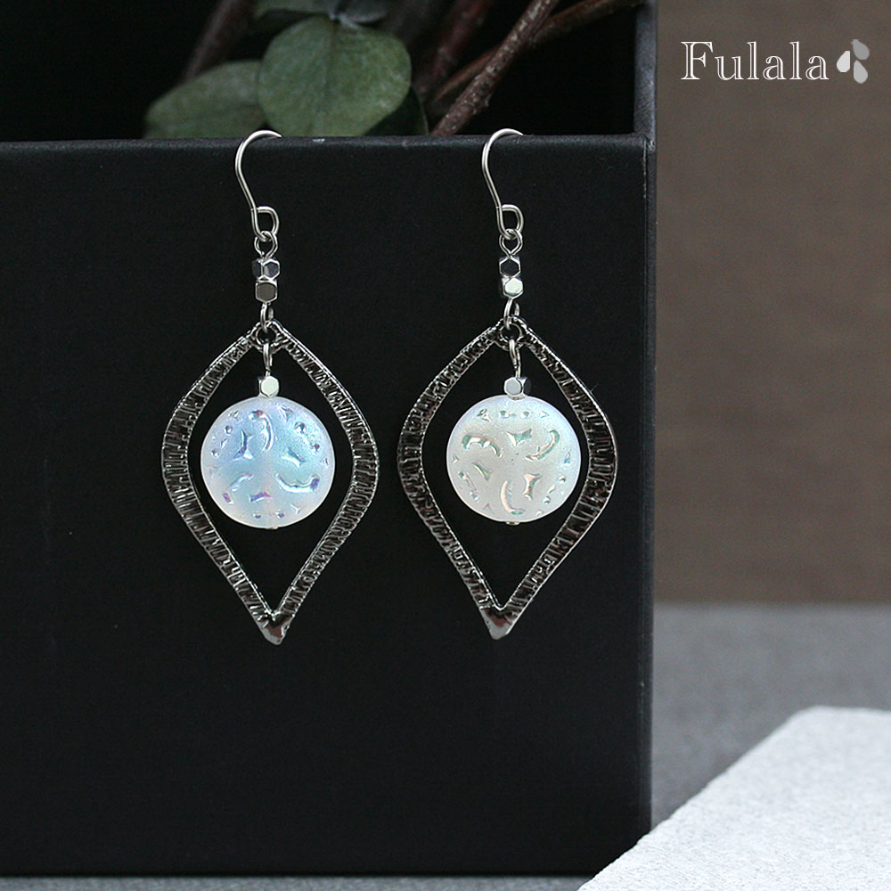 写真で使用しているピアスフックはサージカルステンレス316Lです。他にも樹脂やチタンをお選びいただけるので、アレルギーがご心配な方にも安心してお使いいただけます。 ※商品細部のサイズは若干の個体差があります。何卒、ご容赦くださいませ。 ◆販...