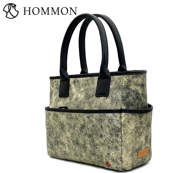 ホンモン ヴィンテージゴート カートバッグ ヴィンテージ風に仕上げたゴート（山羊革）を使用したカートバッグ。 職人が一枚一枚染め上げているので全く同じ柄はありません。 絶妙なカーキの色合いが魅力的です。 ゴートの革は牛革よりも強度があると言...